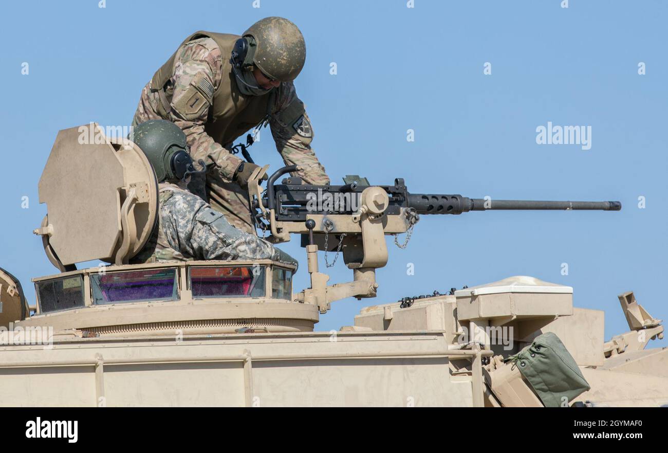 Eine Gruppe von 2LTs der US-Armee, die der Klasse 20-002 in Armor Basic ...