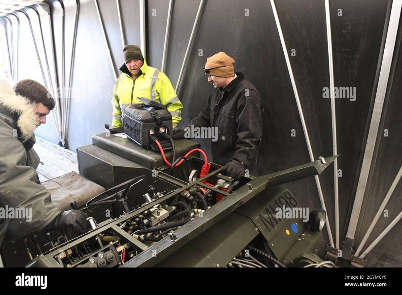 Mitglieder des 28. Logistics Readiness Squadron testen ein ...
