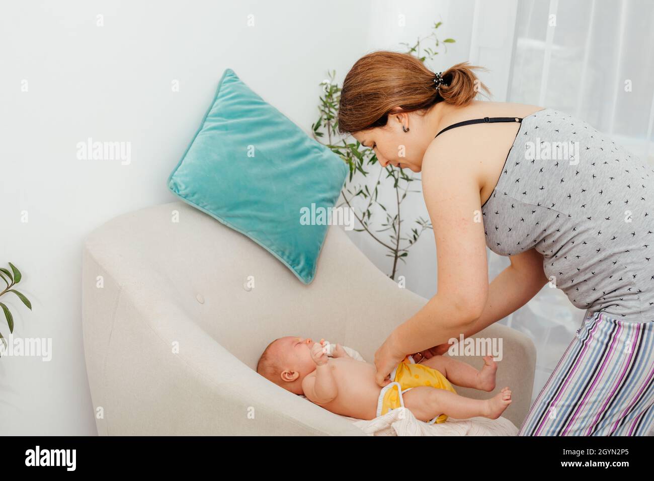 Kinder wechseln die windel -Fotos und -Bildmaterial in hoher Auflösung ...