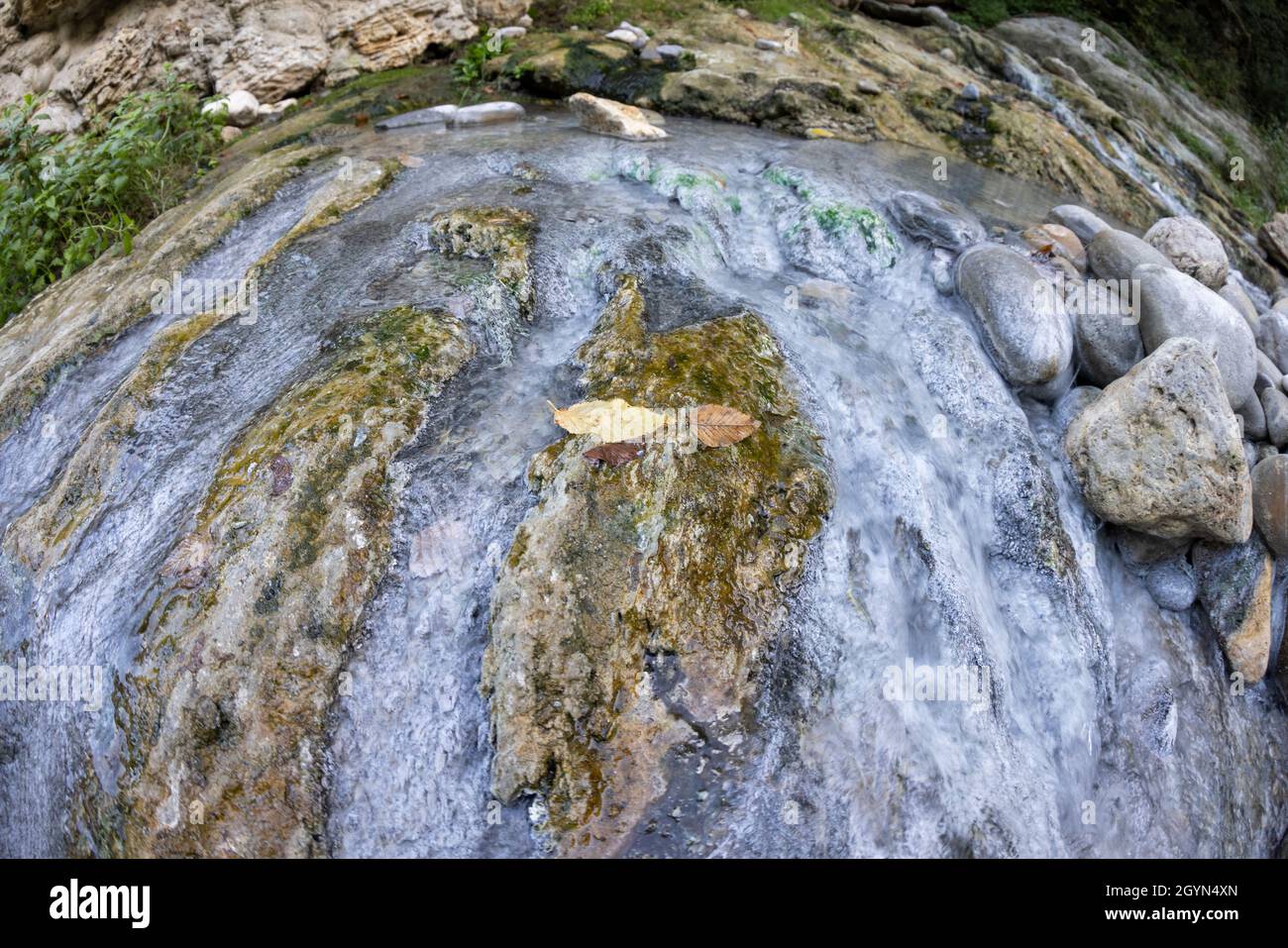 Natürliche schwefelhaltige Wasserquellen der Vurghe, in den Marken ...
