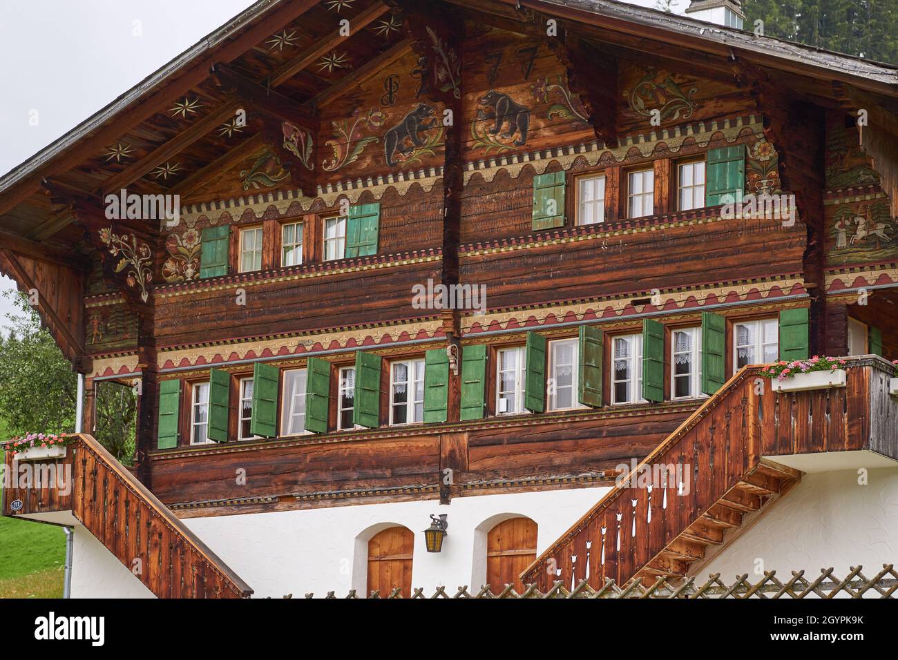 Nahaufnahme des Hauses Guetsch, einem berühmten alten Schweizer Chalet am Simmentaler Hausweg in ...