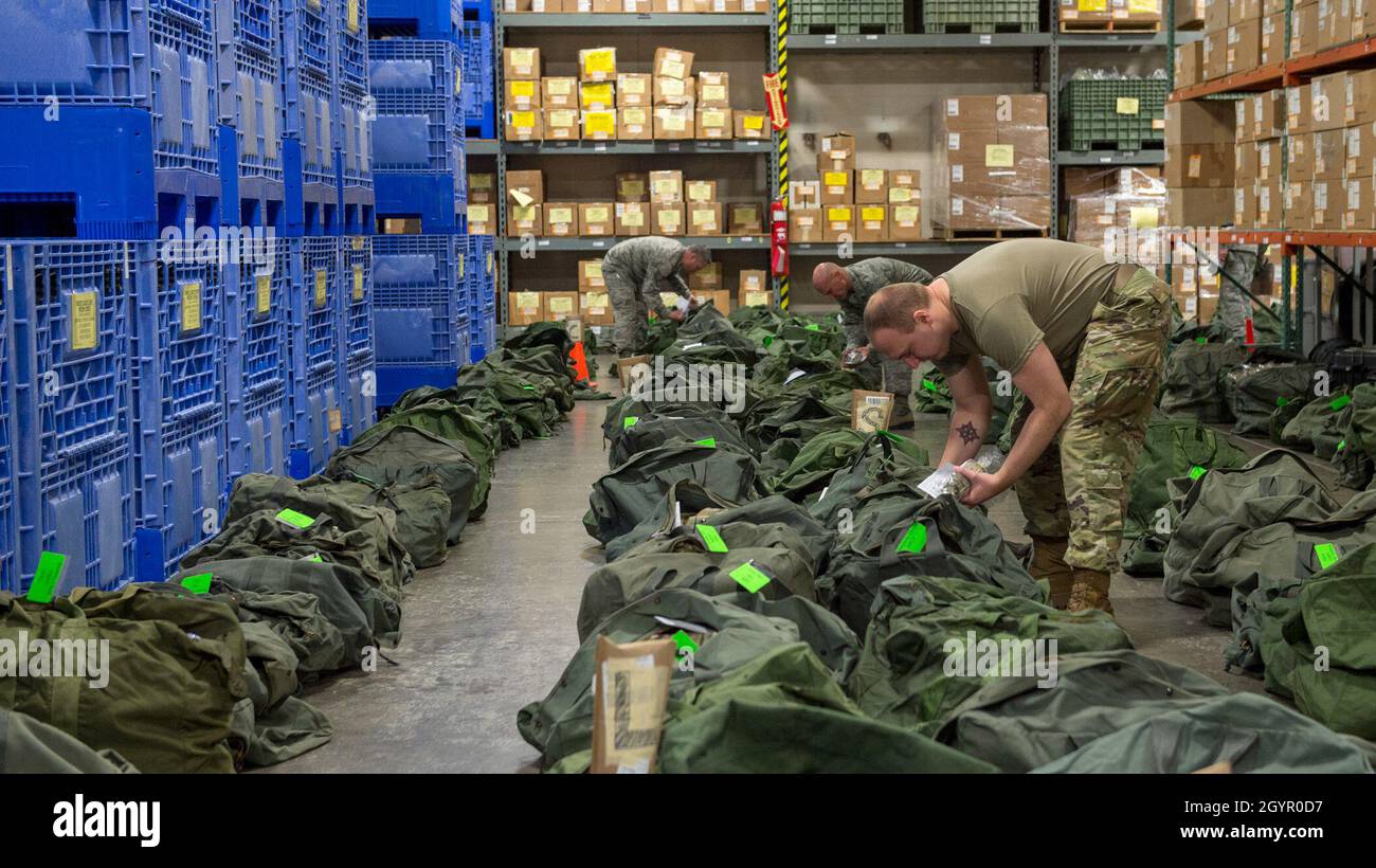 Der Flieger des 124. Fighter Wing verpackt Taschen mit neuen ...