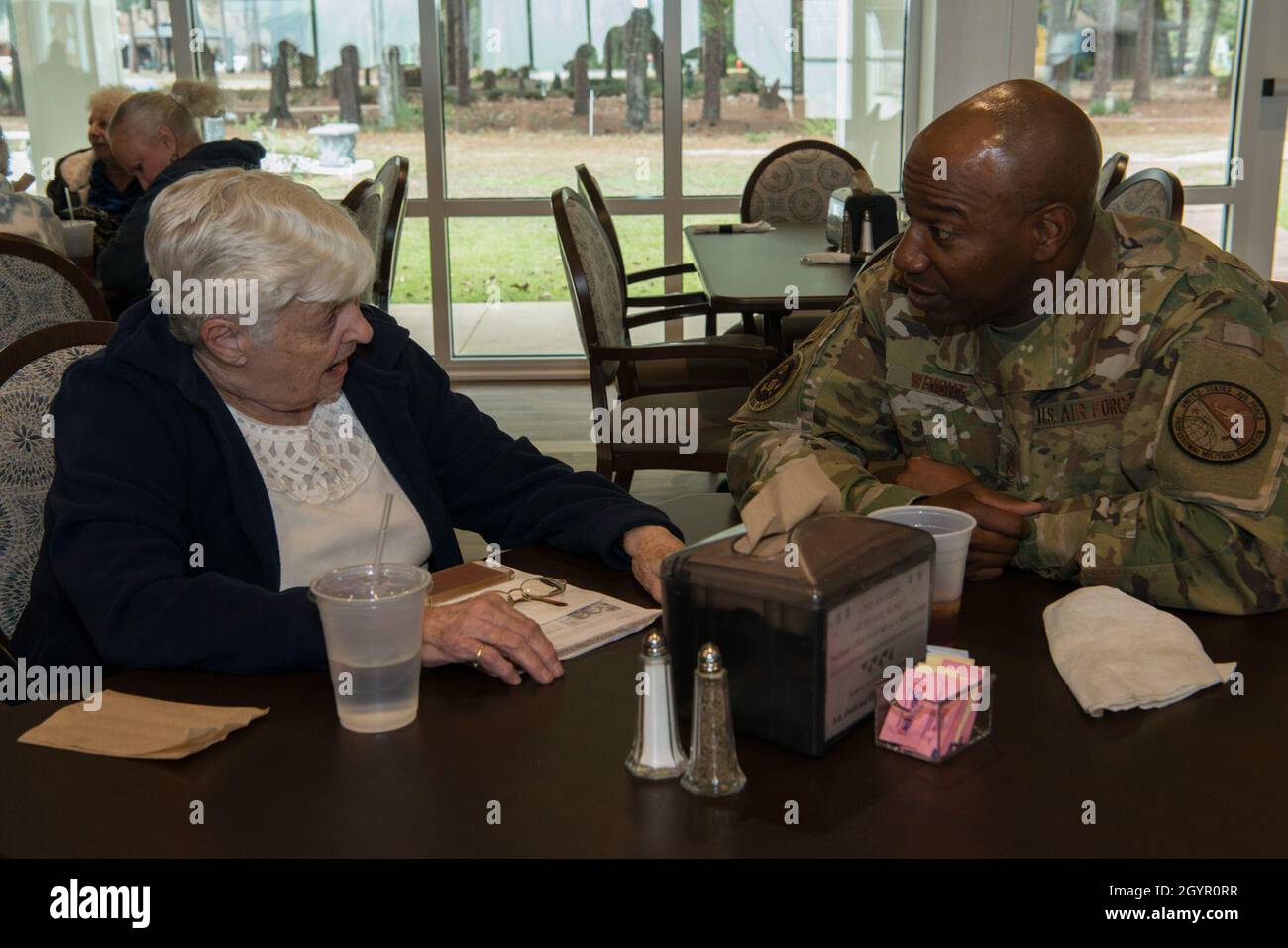 Chief Master Sergeant der Air Force Kaleth O. Wright spricht mit einem ...