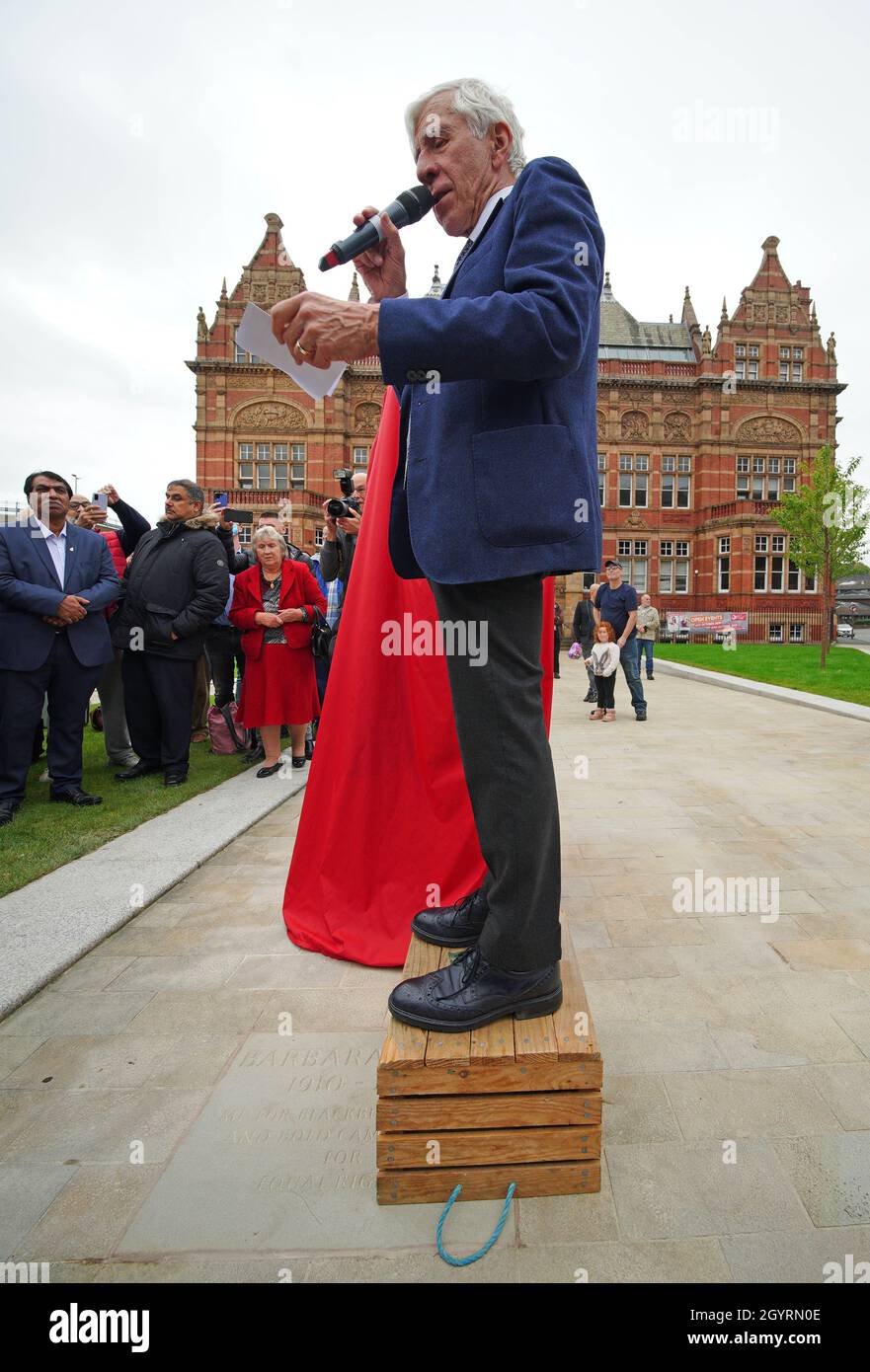 Jack Straw bei der Enthüllung einer Statue der ehemaligen Blackburn MP ...