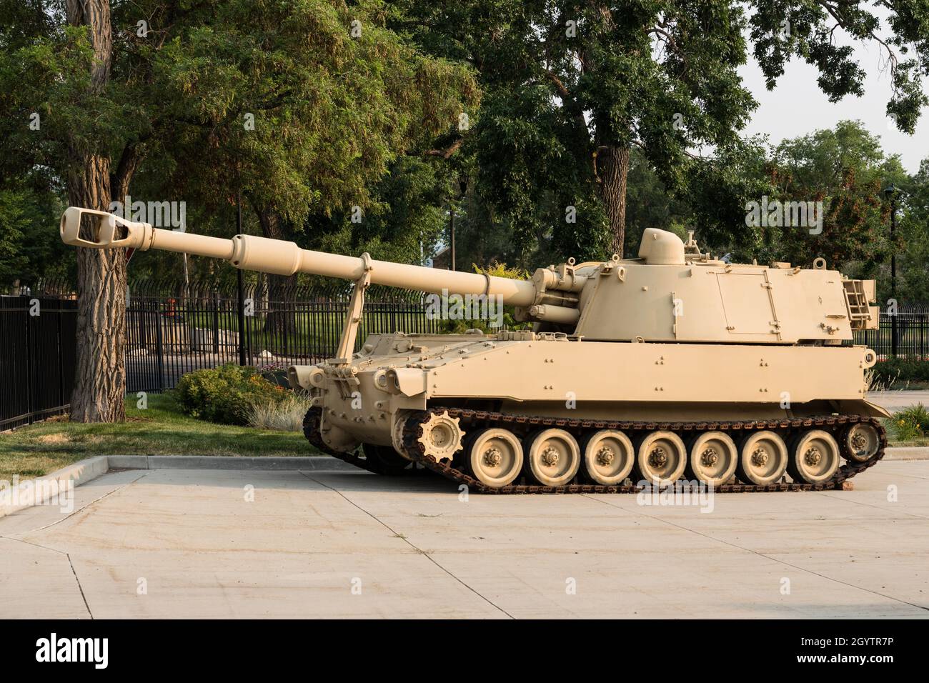 Eine selbstfahrende Haubitze der US-Armee, Paladin M109, 155 mm, im Fort Douglas Museum in Utah ...