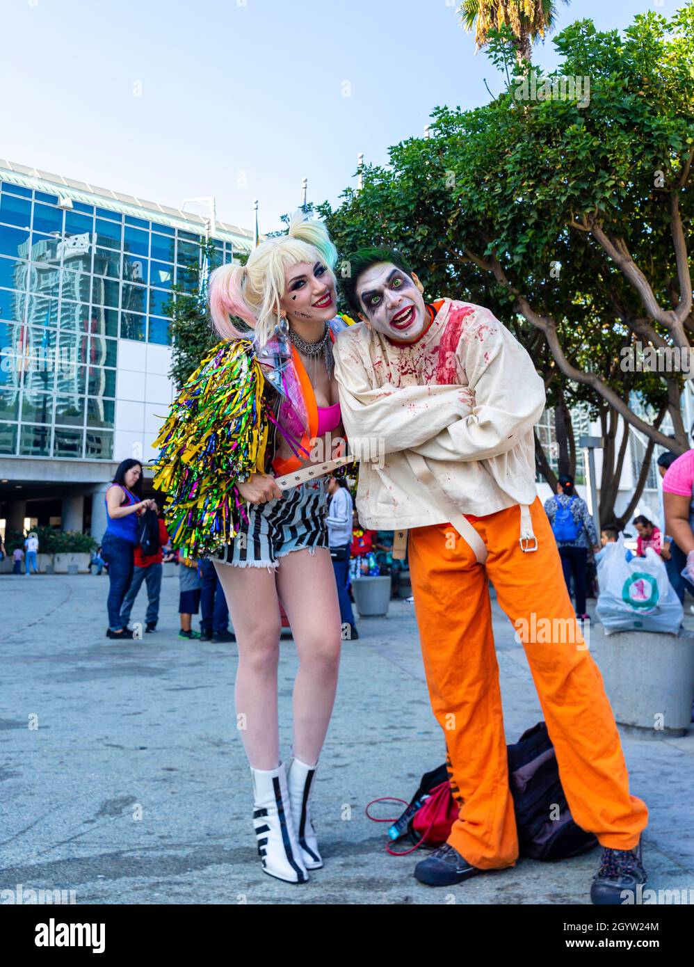 Teilnehmer Cosplayer porträtiert Harley Quinn in farbenfrohem Kostüm ...