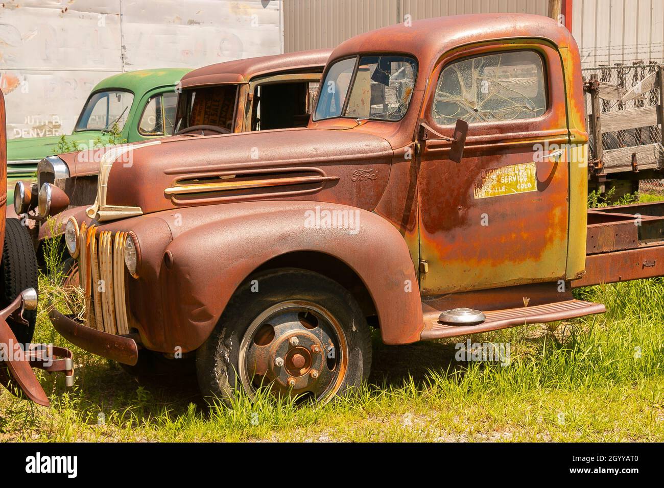 Rostiger Oldtimer-Ford-LKW im Schrottplatz Stockfotografie - Alamy