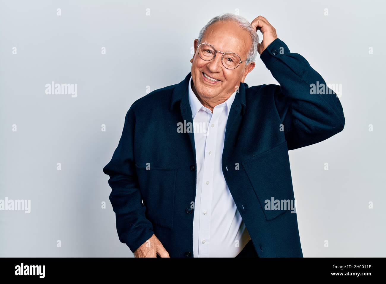 Senior Mann mit grauen Haaren tragen Casual-Stil und Brille verwirren ...