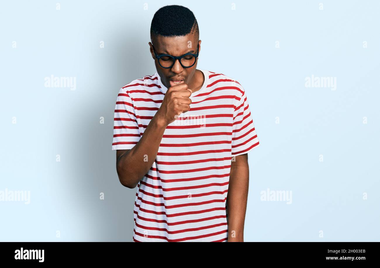 Junger afroamerikanischer Mann mit lässigem T-Shirt und Brille, der ...