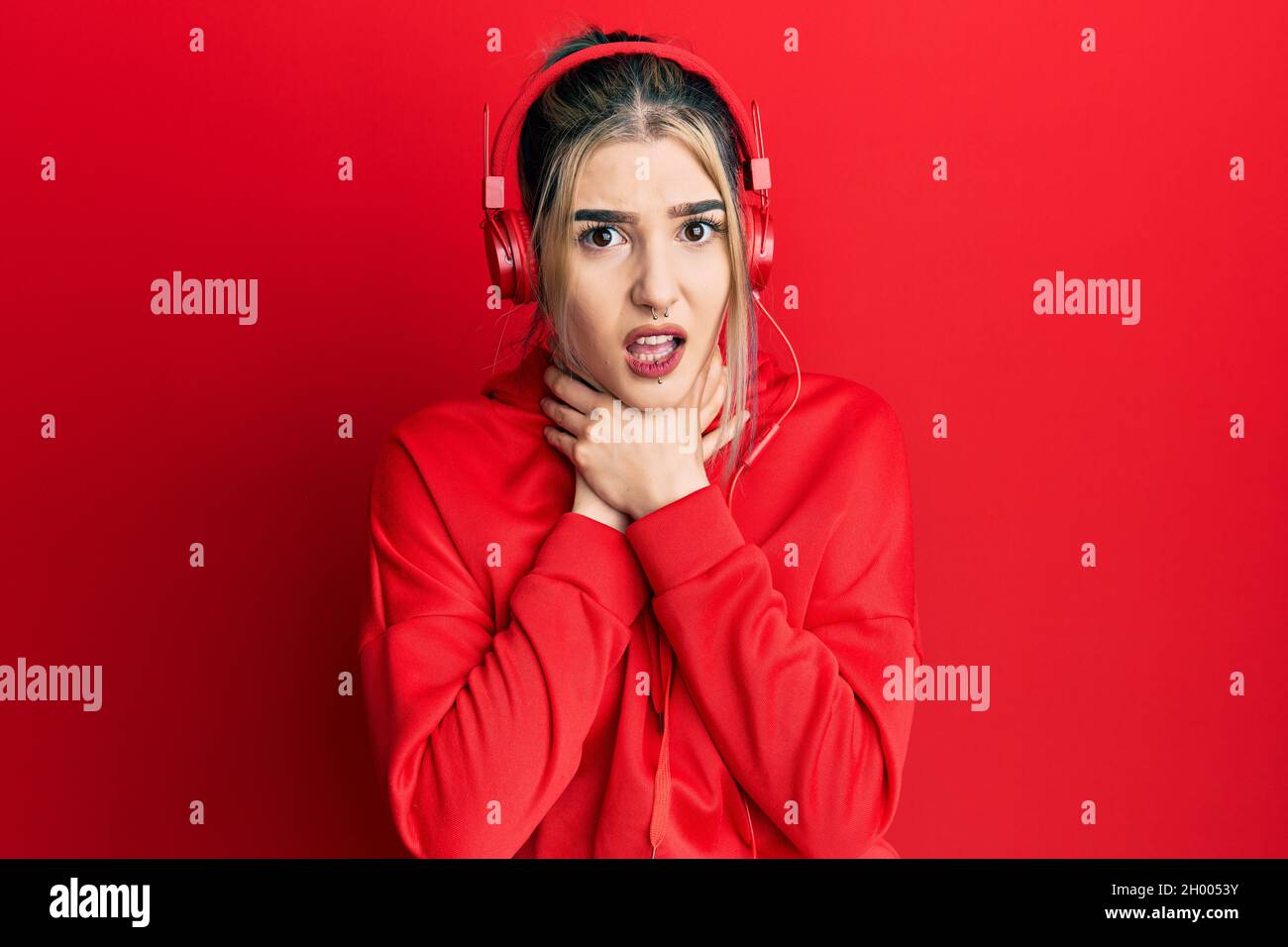 Junge moderne Mädchen tragen Turnhalle Kleidung und mit Kopfhörern ...