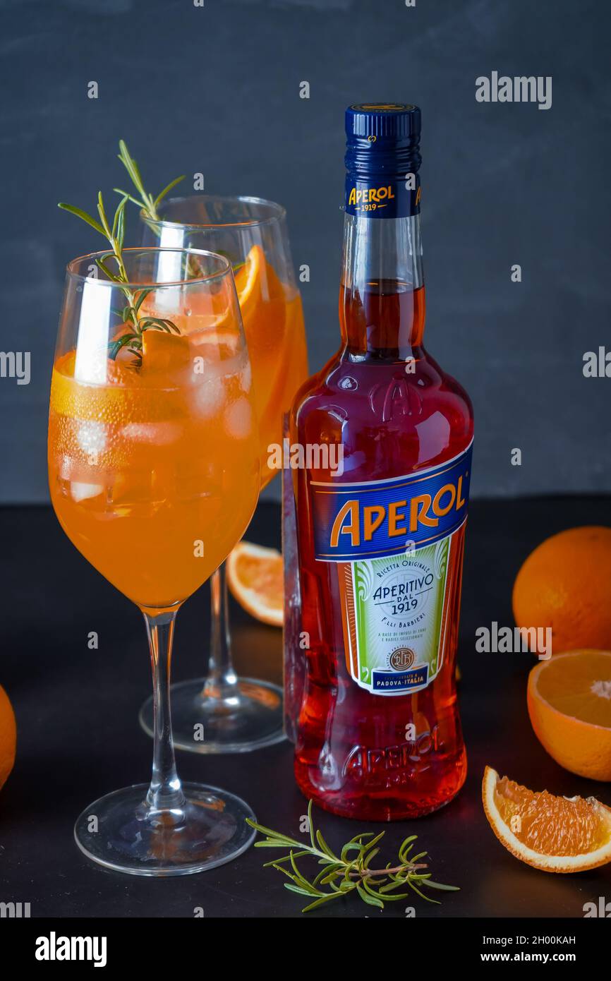 Aperol im glas -Fotos und -Bildmaterial in hoher Auflösung – Alamy