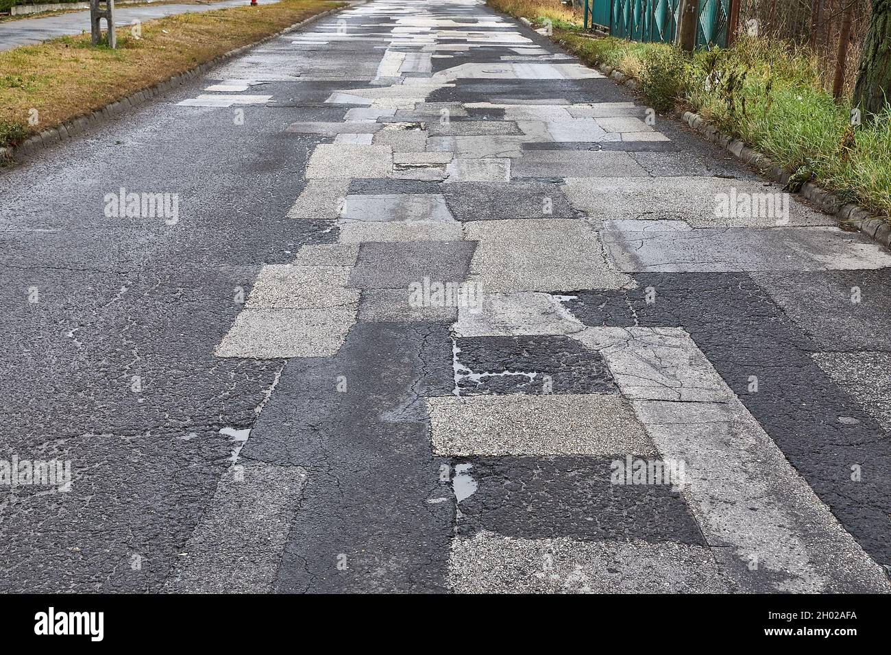 Rundown road -Fotos und -Bildmaterial in hoher Auflösung – Alamy