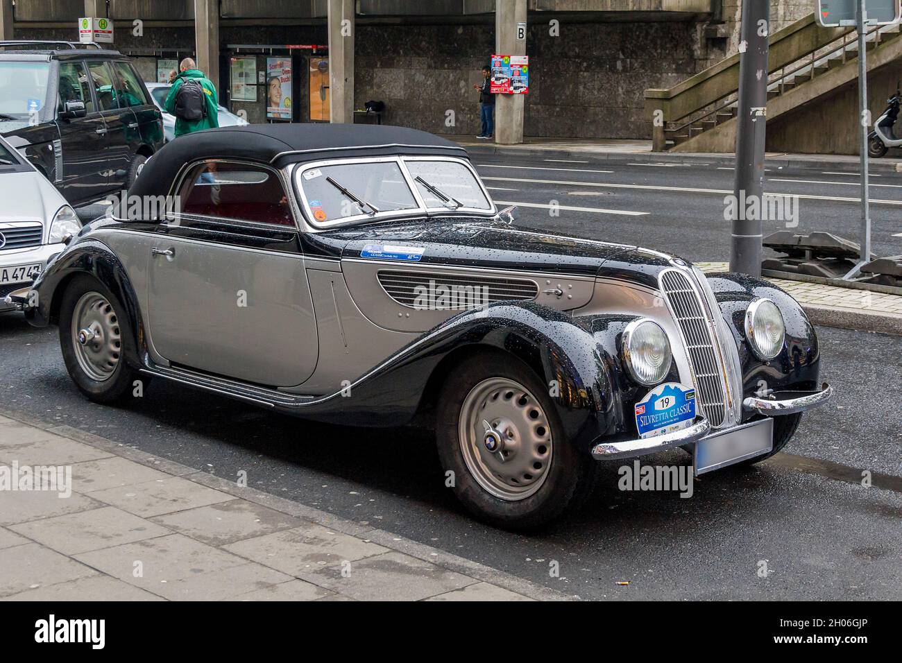 Dies ist das alte Oldtimer-Luxusauto BMW 327 Cabriolet auf der Straße ...