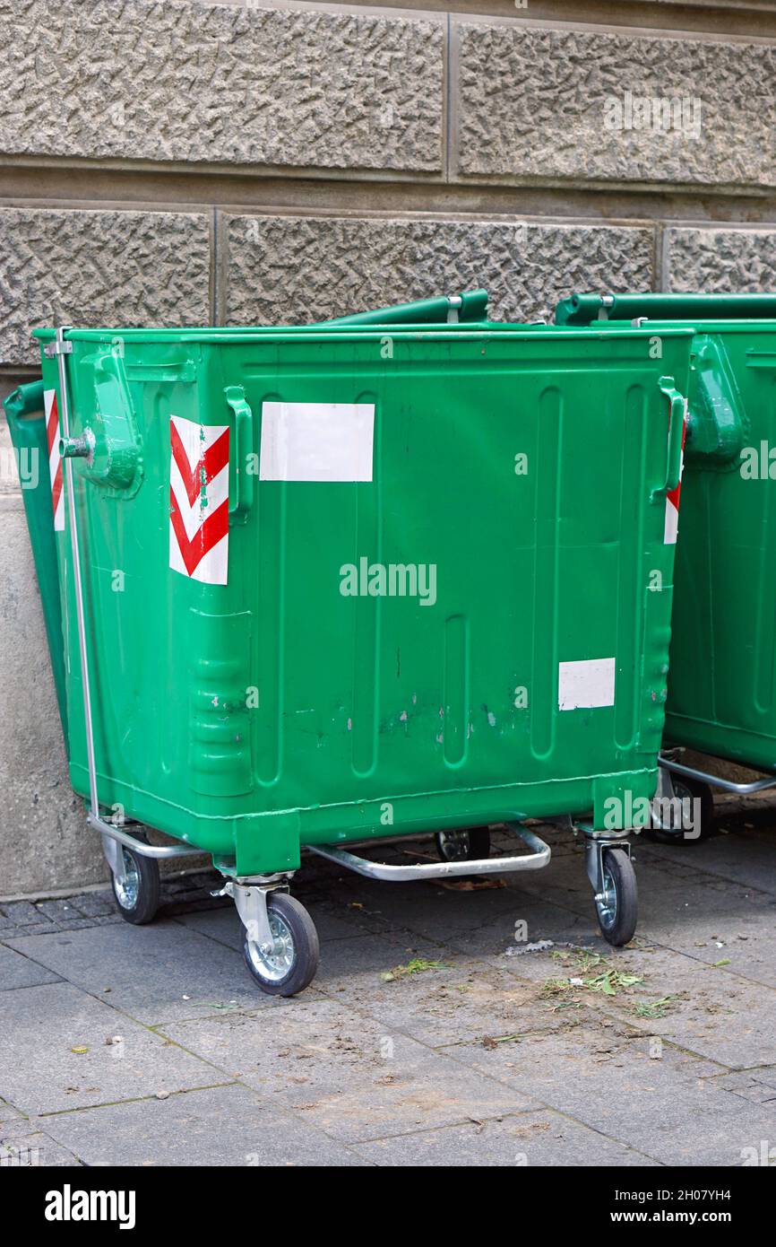 Müllcontainer groß -Fotos und -Bildmaterial in hoher Auflösung – Alamy