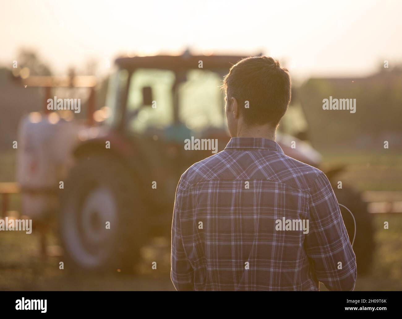 Traktor im bauernfeld -Fotos und -Bildmaterial in hoher Auflösung – Alamy