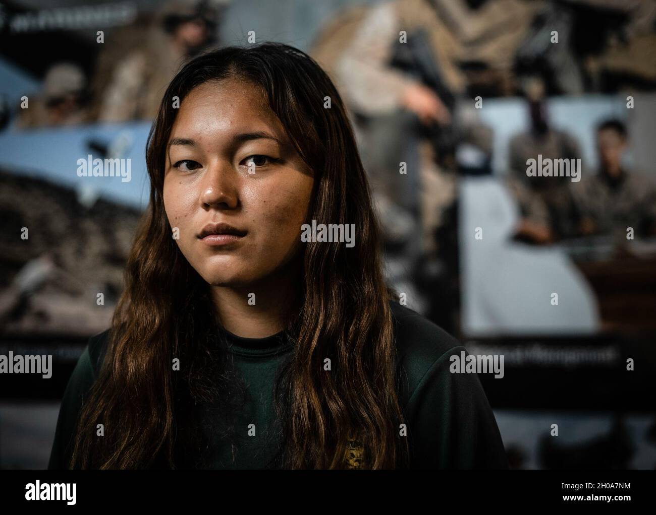 Der zukünftige Marine-Rekrut Lindsey Rodolfich von der Recruiting Sub-Station Honolulu ...