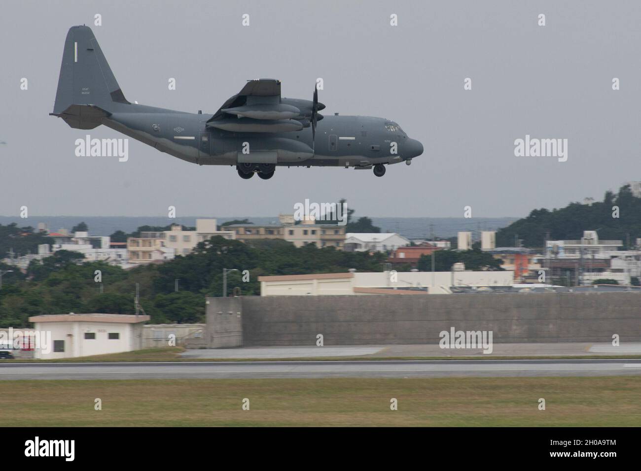 Ein MC-130J Commando II der 353. Special Operations Group landet auf ...