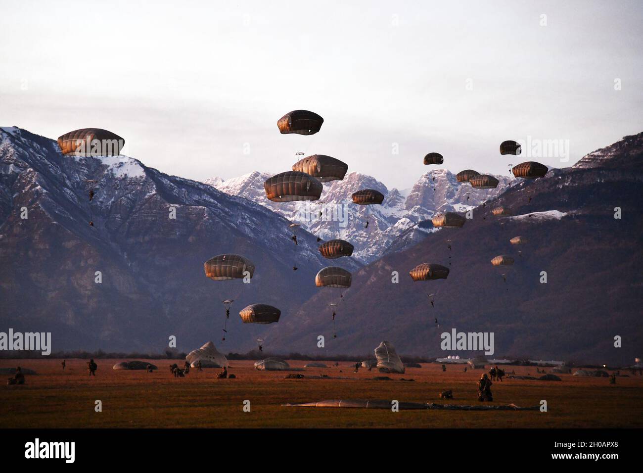 Fallschirmjäger der US-Armee, die der 173. Airborne Brigade zugewiesen ...