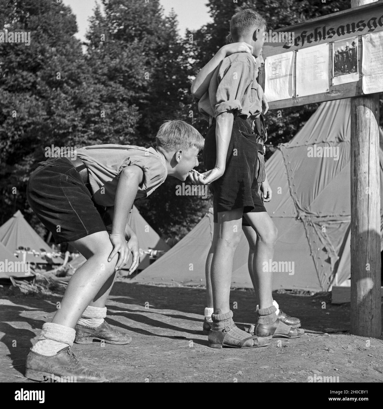 Zwei Hitlerjungen schulmeisterschaft sich den Tagesbefehl am Schwarzen ...