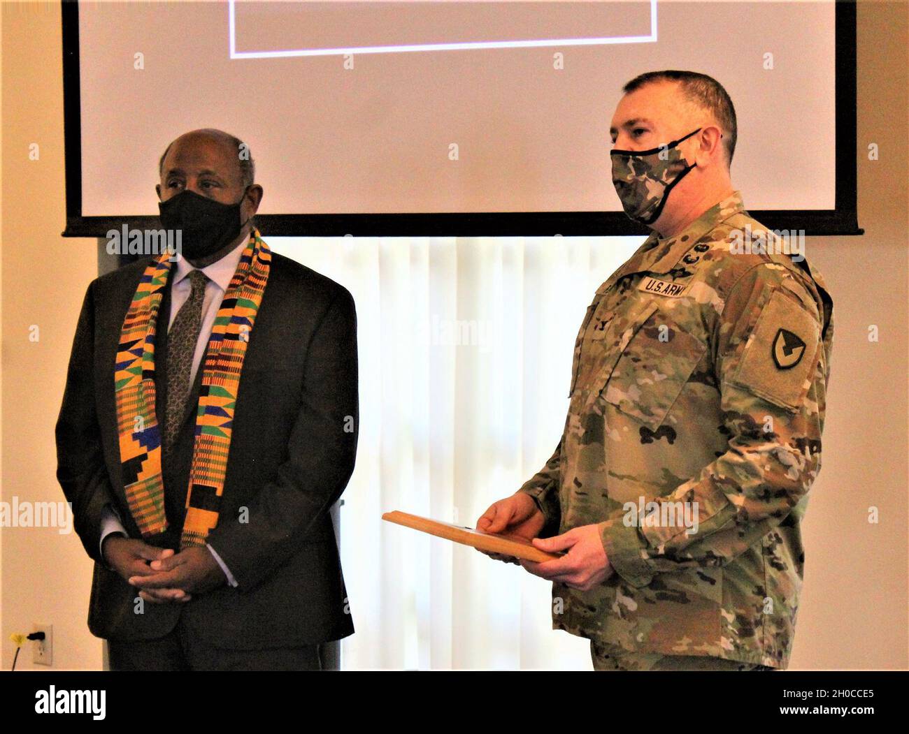 Garnisonskommandant Oberst Michael Poss überreicht dem Gastredner ...