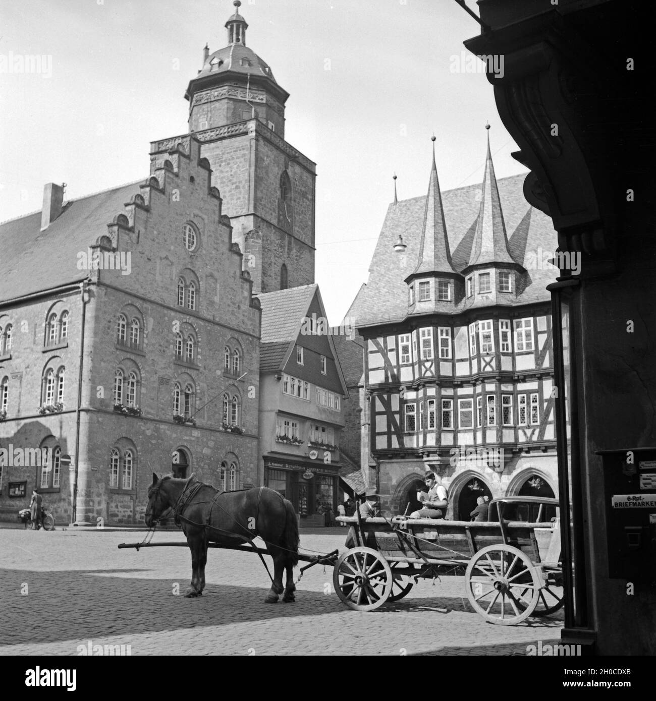 Die Walpurgiskirche, der Hauptmarkt und das Rathaus in der Innenstadt ...