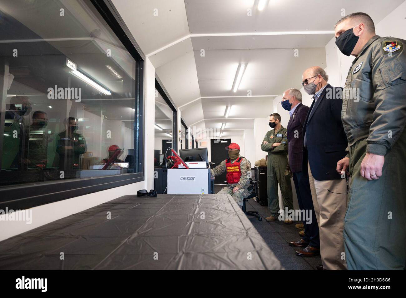 Beamte des 125. Fighter Wing und angesehene Besucher besichtigen am 29 ...