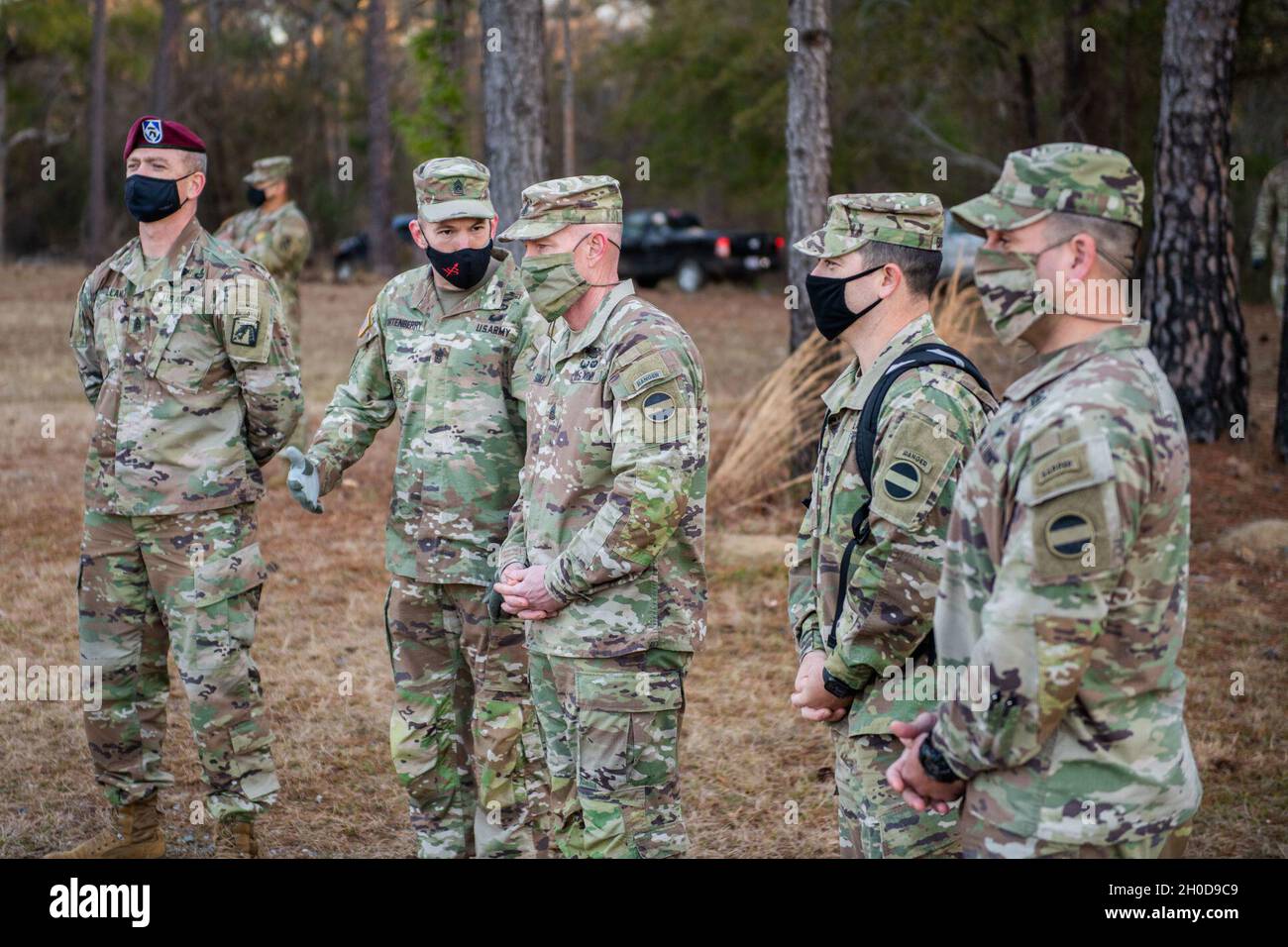 FORT BENNING, Ga. – Kommandostellen Maj. Todd Sims und T.J. Holland ...