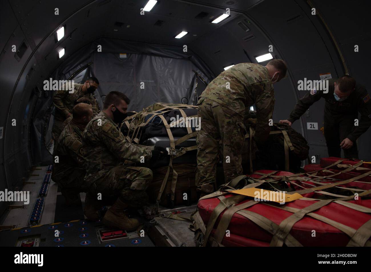 U.S. Air Force Airmen sichert mit dem 325. Flug des Logistics Readiness ...
