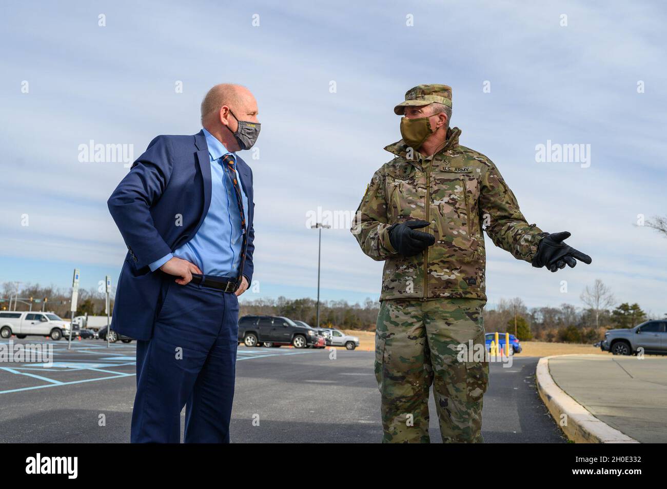 (Von links) der amtierende Sekretär der Armee, John E. Whitley, wird am ...