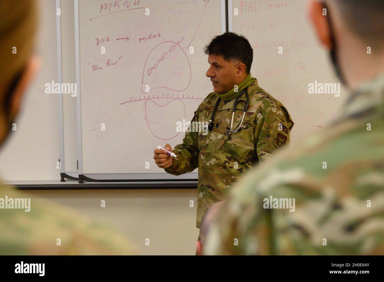 US Air Force LT. Col. Sandeep Gill, Flugchirurg der 489. Bomb Group ...