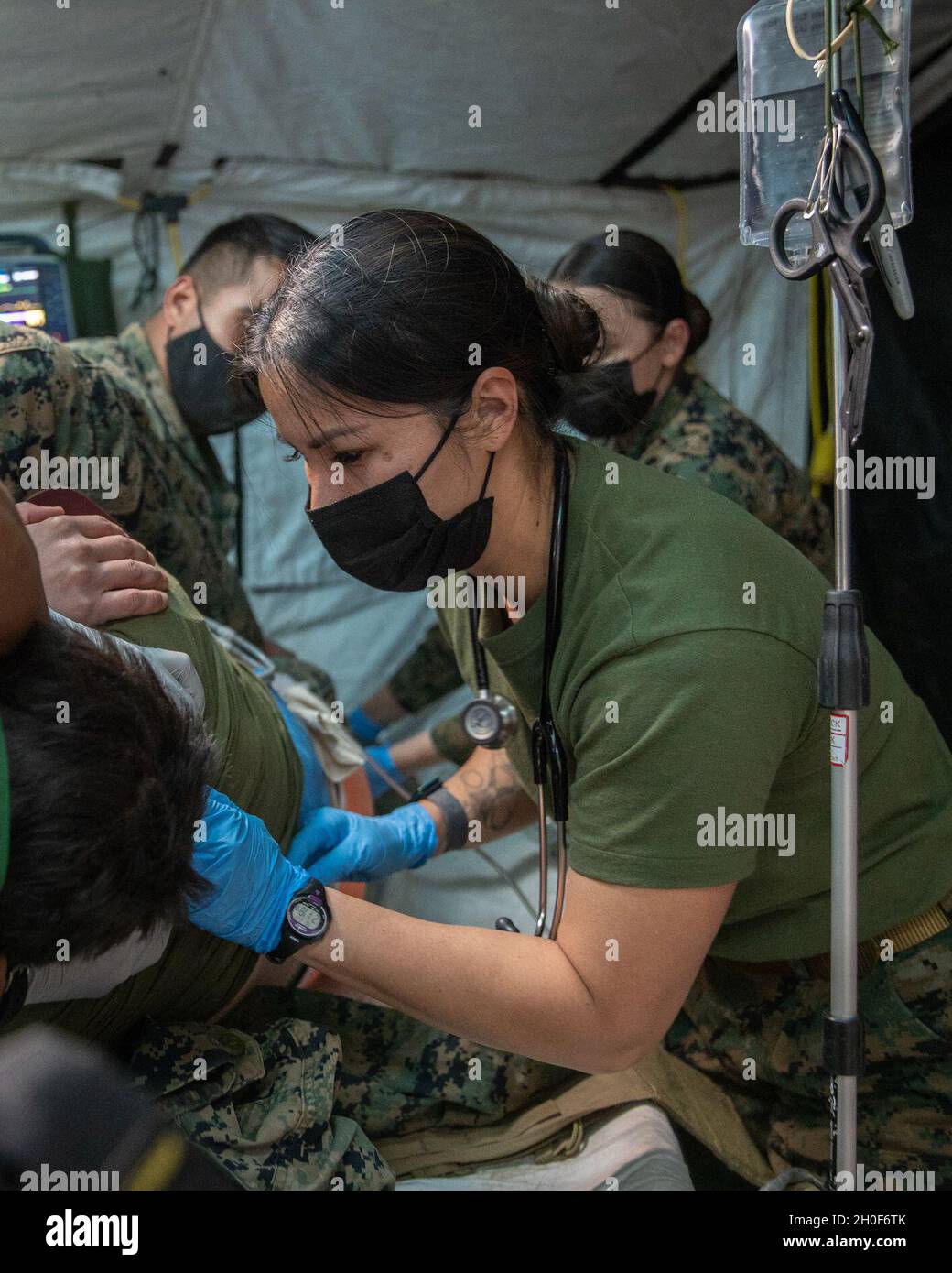 U.S. Navy LT. Cmdr. Ann Long, die 11. Chirurge der Marine Expeditionary ...