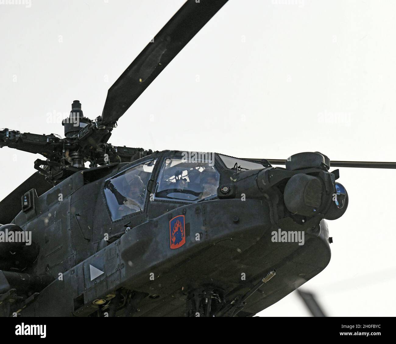 Ein AH-64 Apache-Hubschrauber mit der 12. Combat Aviation Brigade, „Wings of Victory“, kommt auf ...