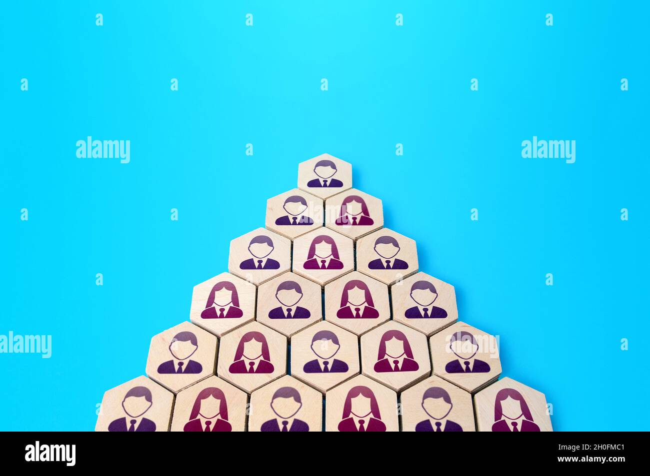 Bildung in Form einer Pyramide. Klassische Form des ...