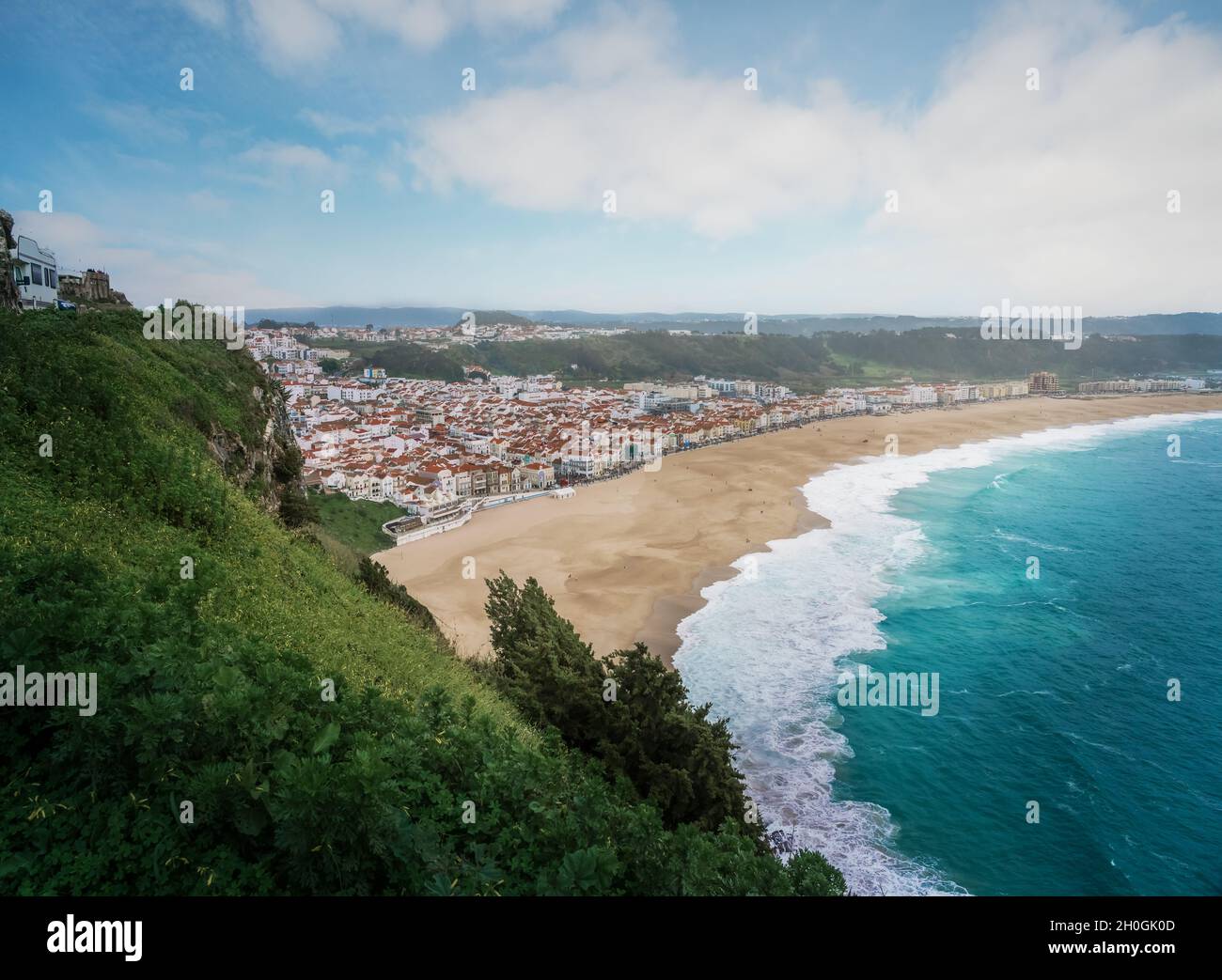 Luftaufnahme der Stadt Nazare und des Strandes Praia da Nazare - Nazare ...