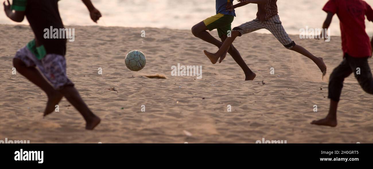 Afrika kinder fussball barfuss -Fotos und -Bildmaterial in hoher ...