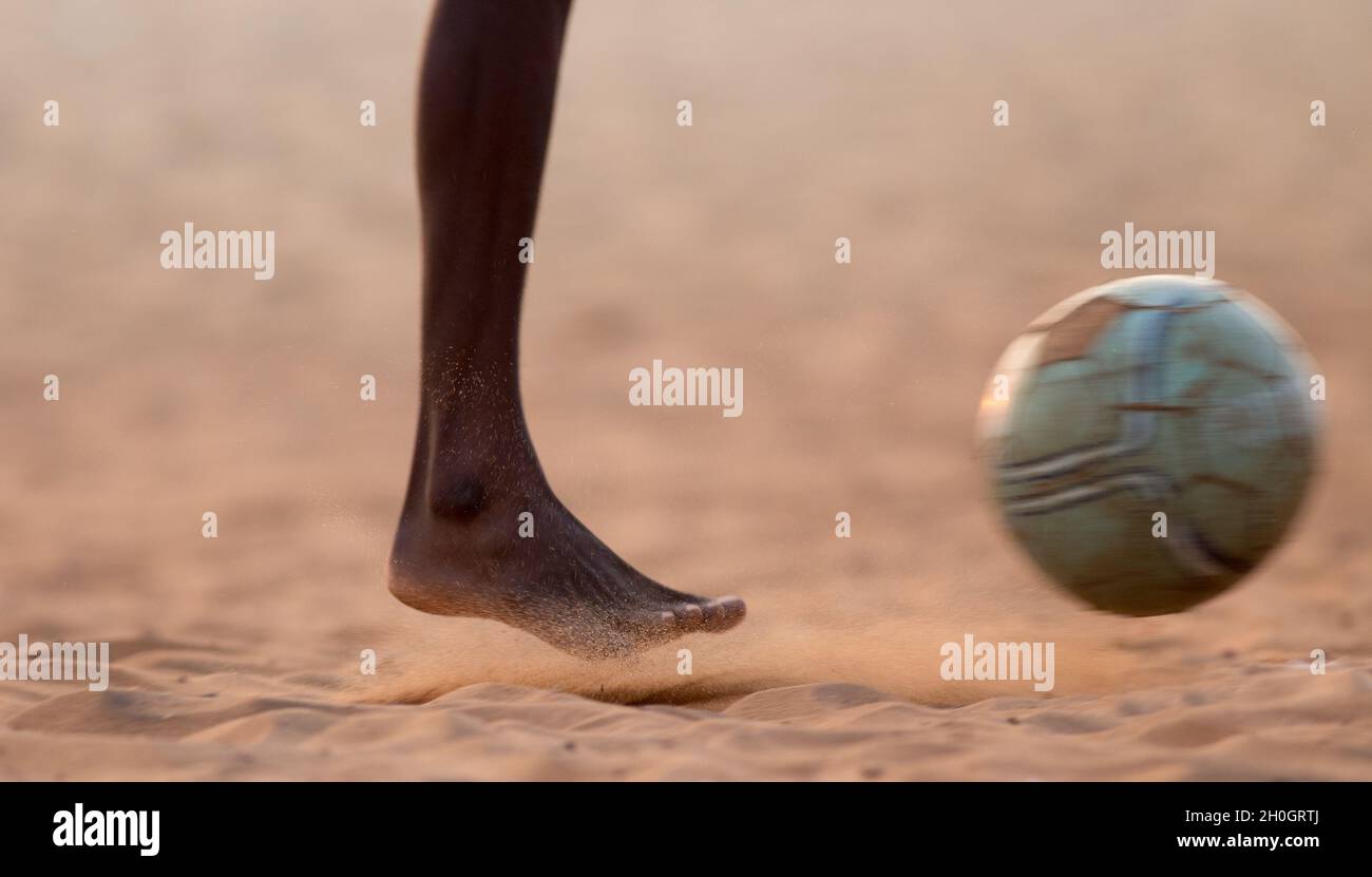 Afrika kinder fussball barfuss -Fotos und -Bildmaterial in hoher ...