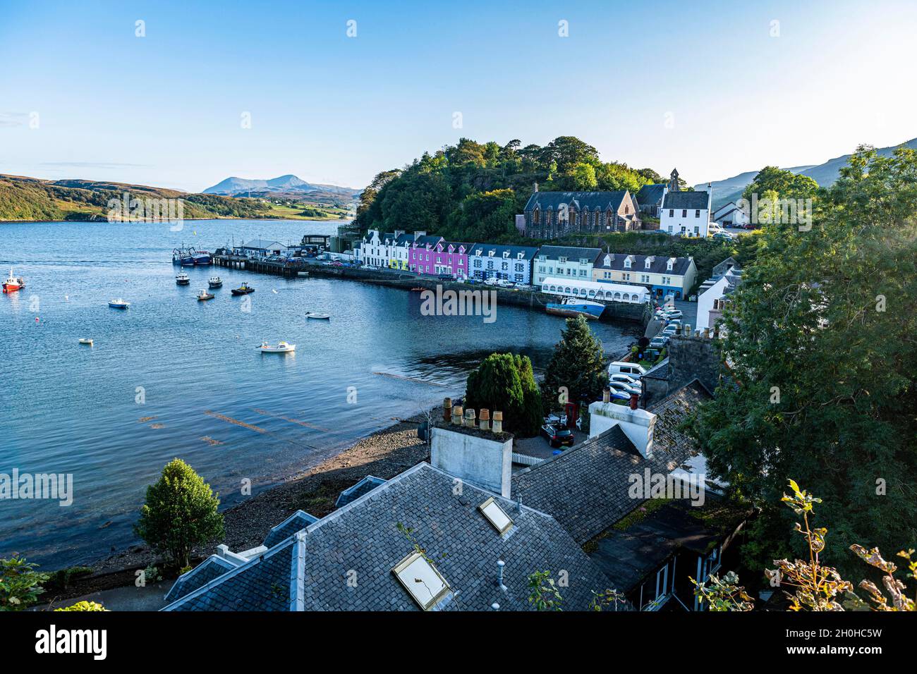 Blick auf Portree Harbour, Isle of Skye, Schottland, Großbritannien ...