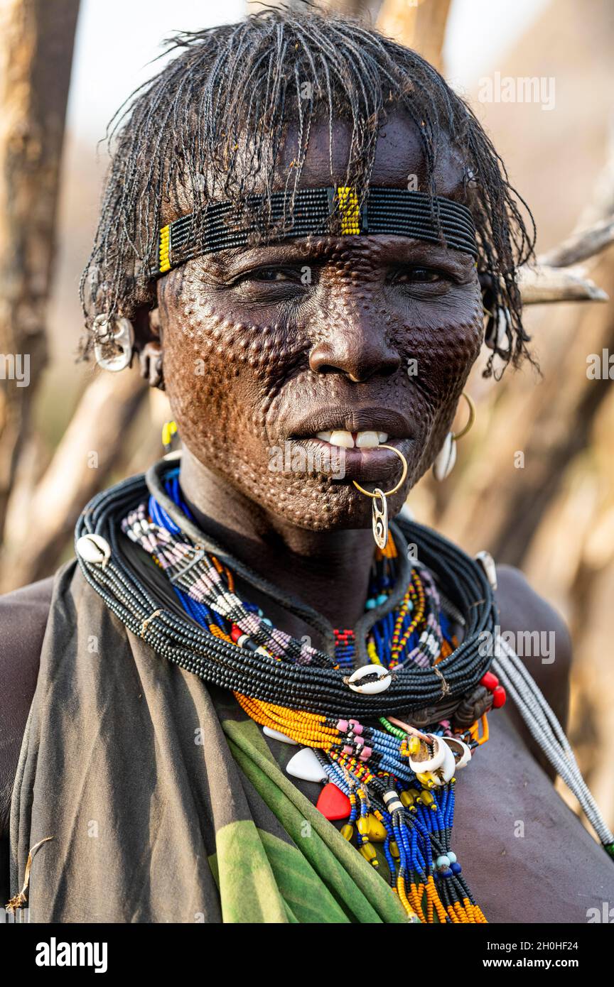 Narbengesicht als Zeichen der Schönheit Frau aus dem Stamm der Jiye, Eastern Equatoria State ...