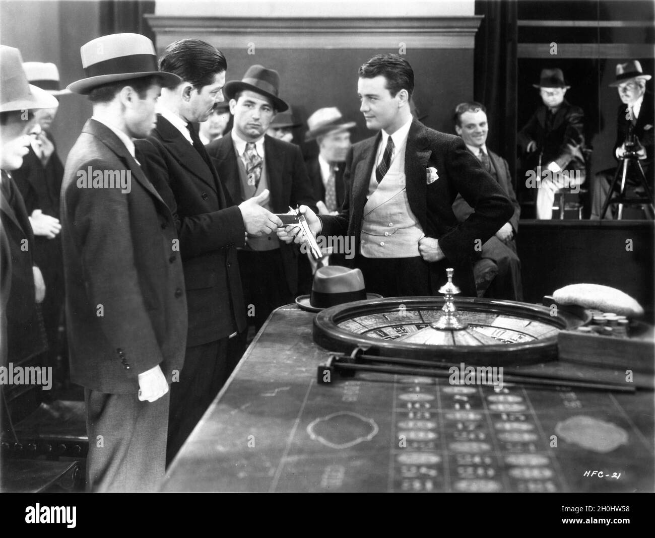 LEW AYRES und JAMES CAGNEY (3. Rechts) im TOR ZUR HÖLLE aka A HANDFUL ...