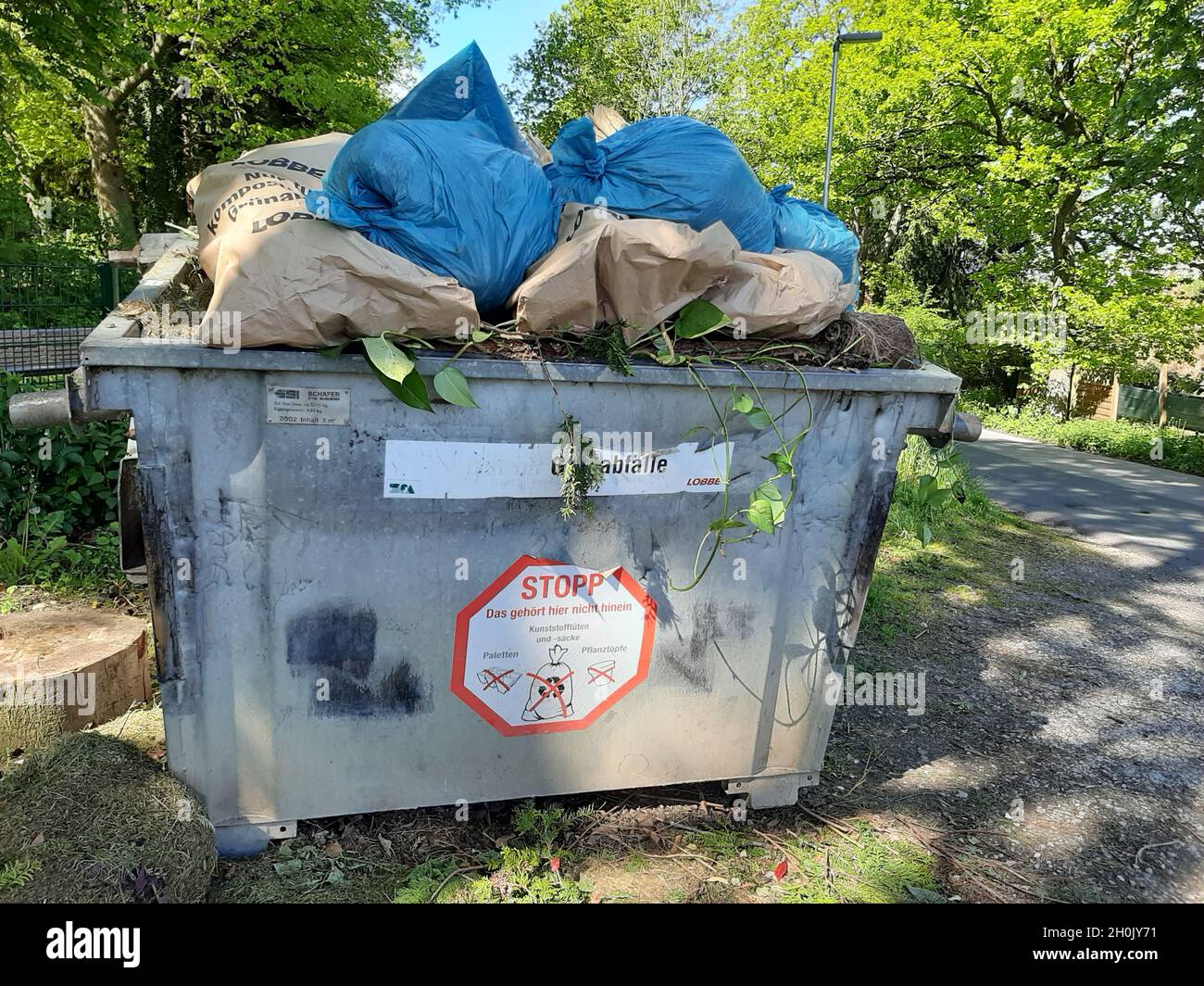 Rubbish container -Fotos und -Bildmaterial in hoher Auflösung – Alamy