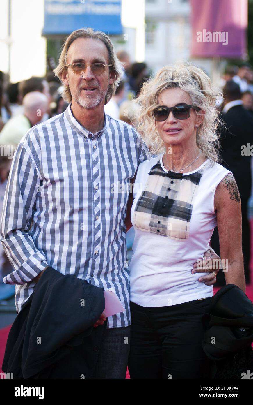 Mike Rutherford und Gast bei der Premiere von 'George Harrison: Living ...