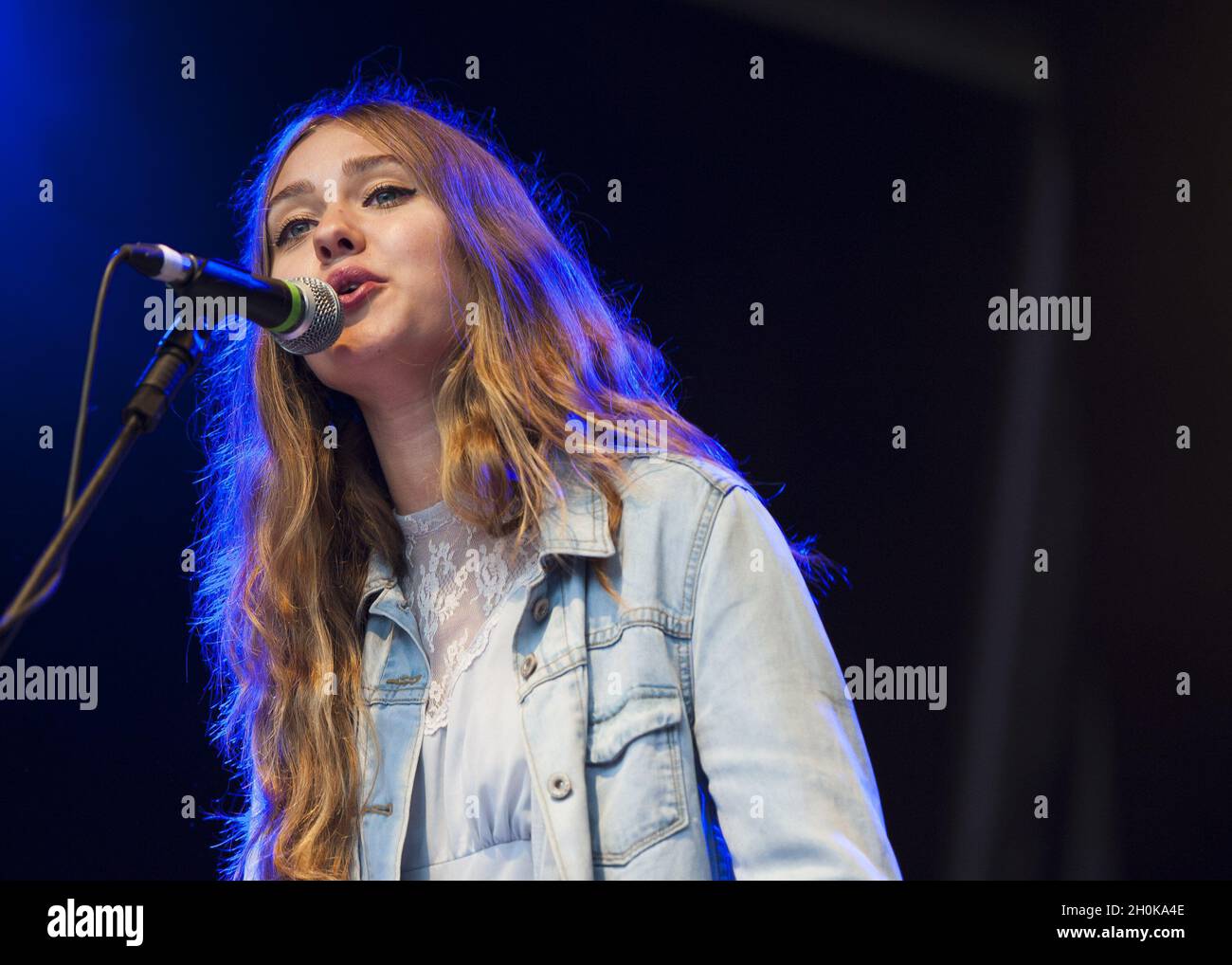 Johanna Soderberg von First Aid Kit spielt live auf der Bühne des „End ...