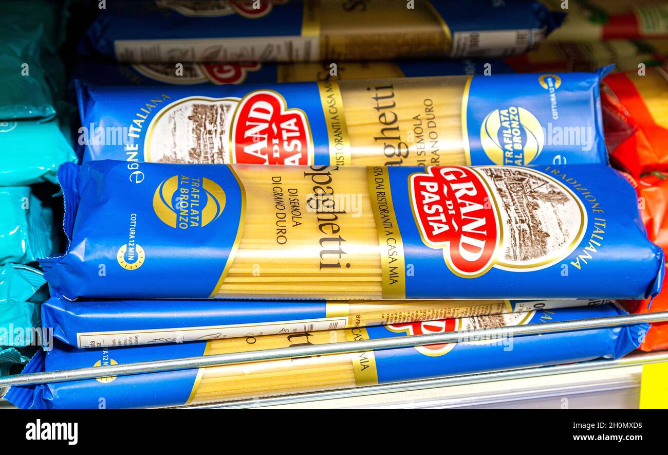 Pasta Spaghetti Supermarktregal Stockfotos und -bilder Kaufen - Alamy