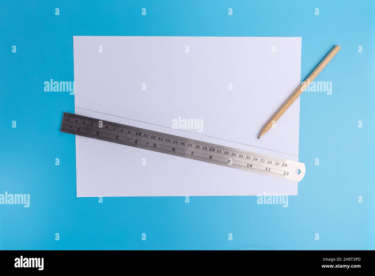 Papier und ein Lineal, um ein Handwerk zu machen, DIY Herbst Baum ...