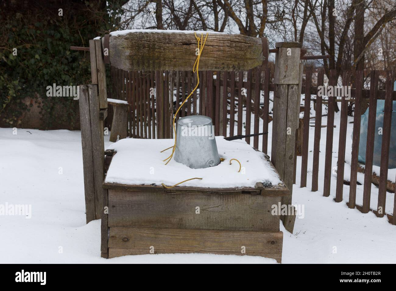 Alter traditioneller wasserbrunnen -Fotos und -Bildmaterial in hoher ...