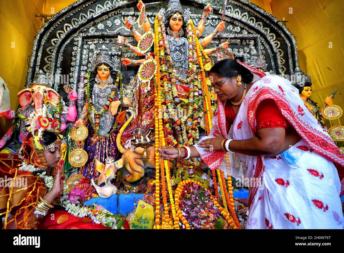 Ein kleines Mädchen Dipwantita Adhikary mit dem hinduistischen Anhänger, das während des Kumari ...