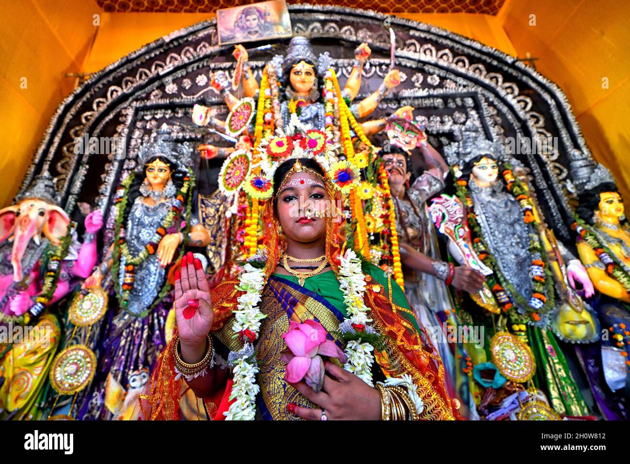 Ein kleines Mädchen Dipwantita Adhikary posiert während des Kumari Puja Rituals für ein Foto ...
