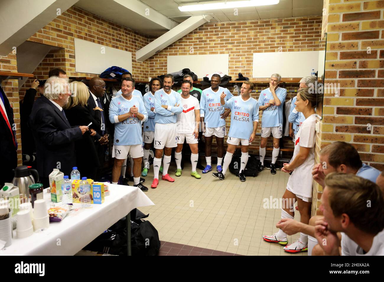 Poissy, Frankreich. Oktober 2021. Präsident Emmanuel Macron, zusammen ...