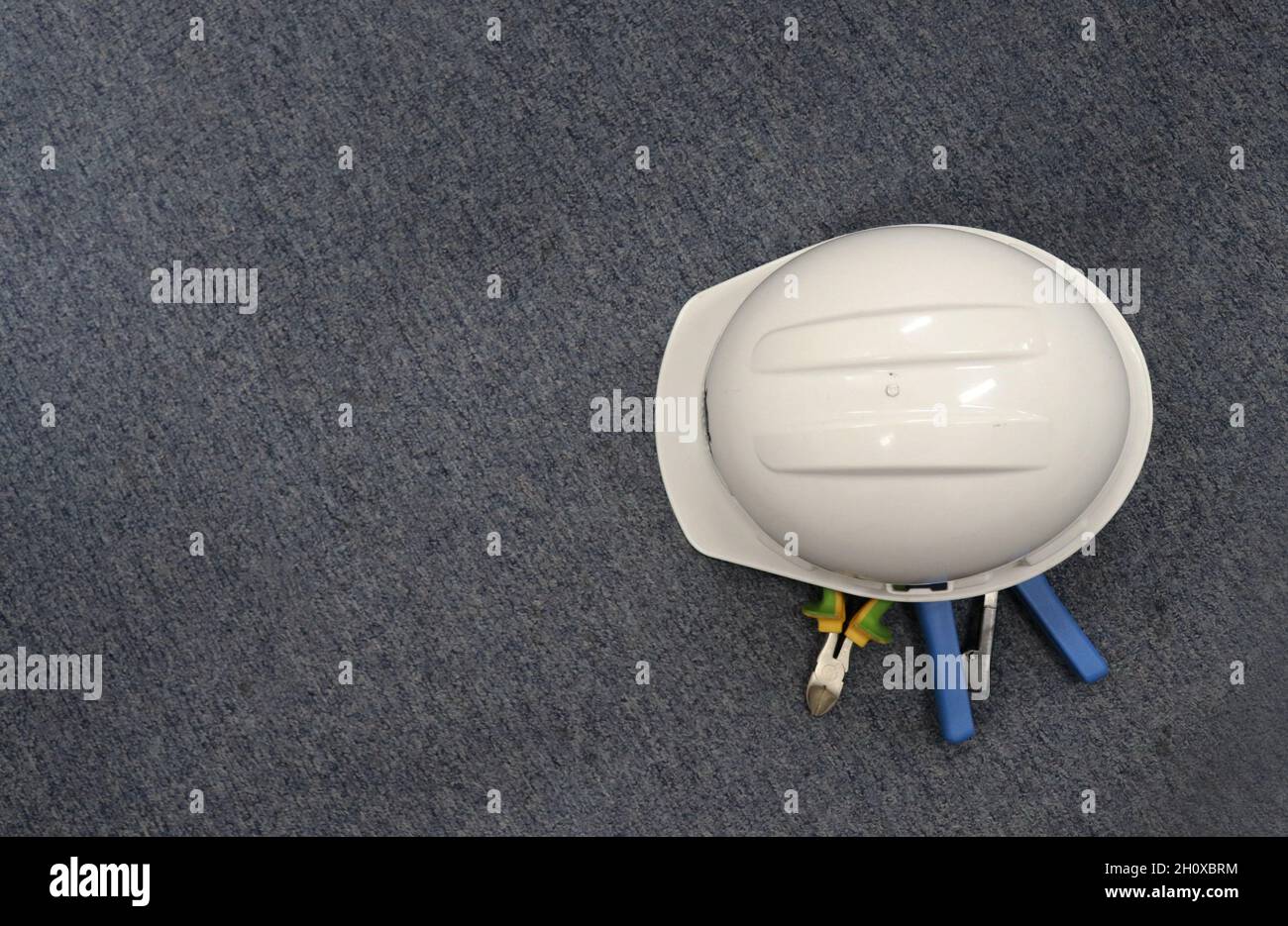 Weißer helm -Fotos und -Bildmaterial in hoher Auflösung – Alamy