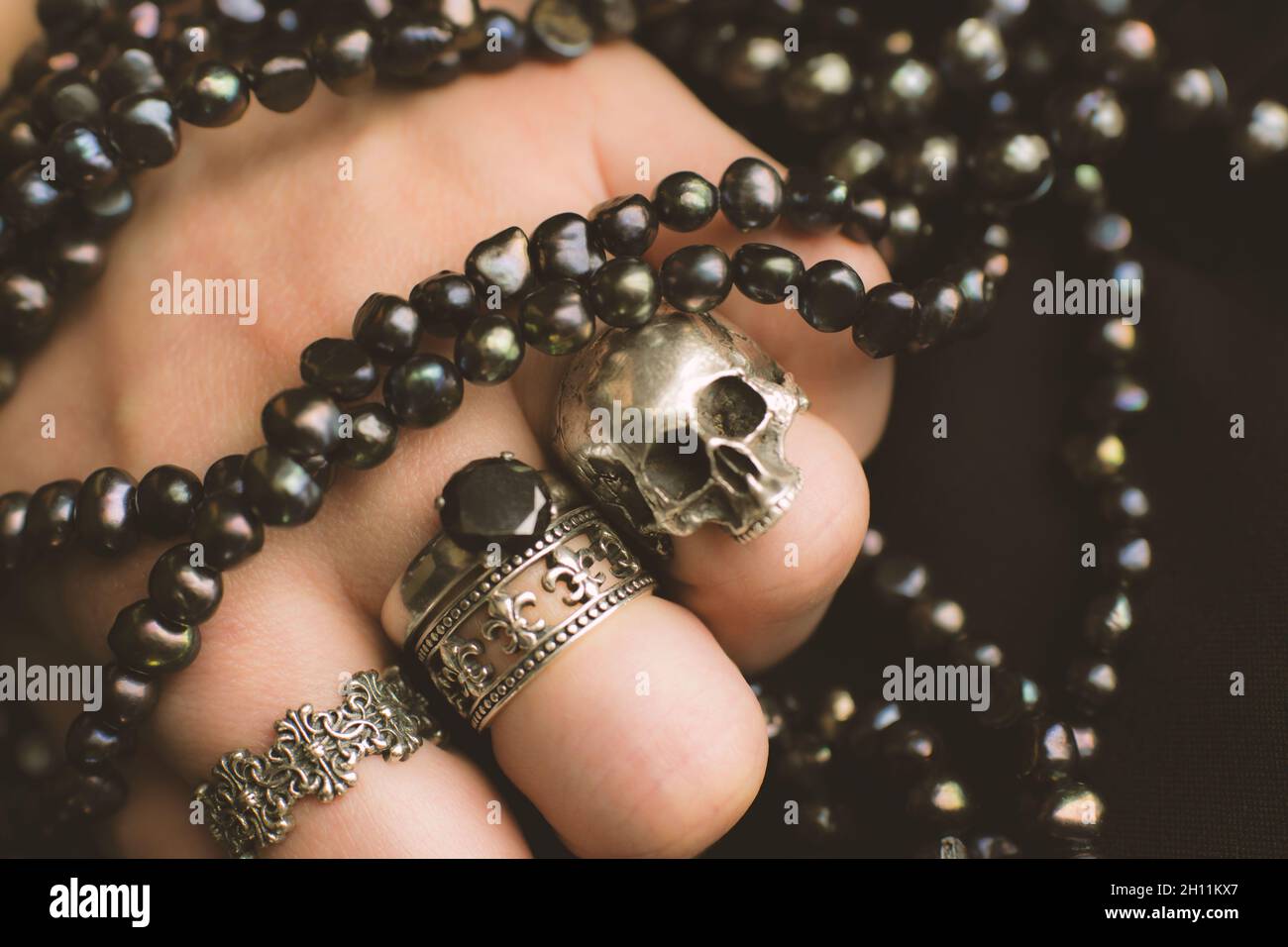 Hand mit ringen -Fotos und -Bildmaterial in hoher Auflösung – Alamy